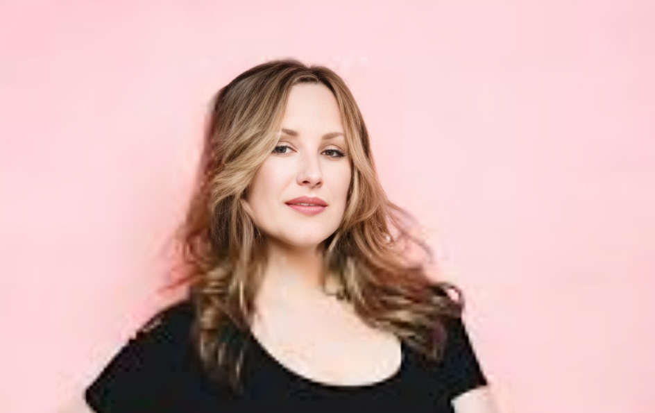 "Lisa Durupt: From Ice Hockey Star to Acclaimed Actress and Entrepreneur"