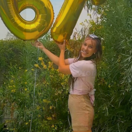 Alyssa Eckstein: From Pink Shirt Couple to Yellow Dress Girl – Digital ...